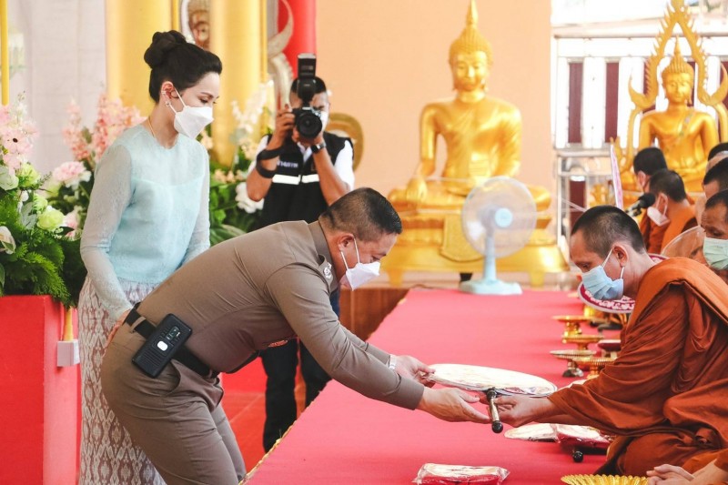 บิ๊กอ้อ นำตำรวจภ.6 ทอดกฐิน | Police News Varieties